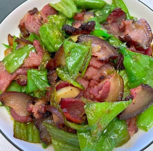 尖椒炒腊肉怎么做_正宗腊肉炒尖椒做法-第2张图片-山城妙识