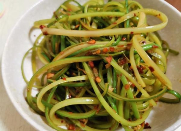 凉拌蒜苗怎么做才好吃_凉拌蒜苗要不要焯水-第1张图片-山城妙识