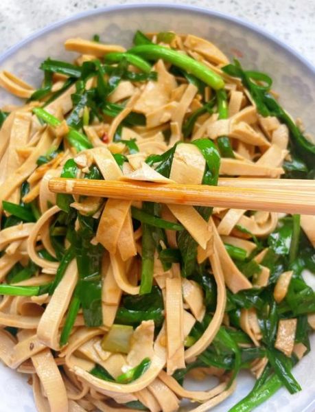 韭黄炒豆腐皮怎么炒才好吃_韭黄炒豆腐皮用焯水吗-第3张图片-山城妙识