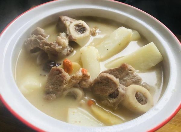 筒子骨汤怎么熬才白_筒子骨汤要焯水吗-第3张图片-山城妙识