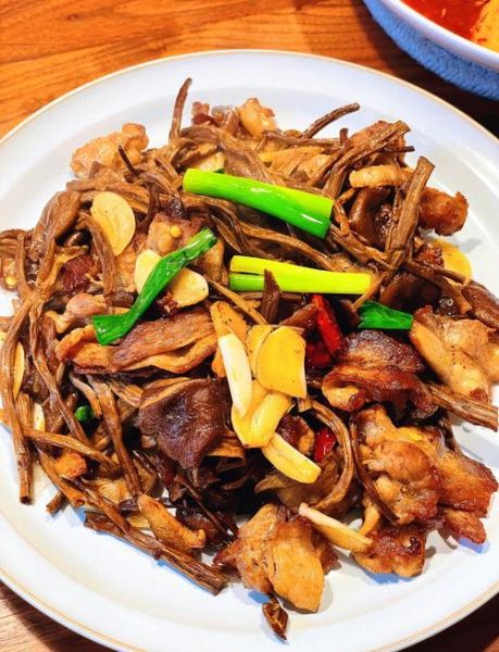 茶树菇炒肉怎么做_茶树菇炒肉的家常做法-第2张图片-山城妙识