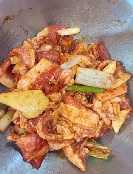 烤五花肉的家常做法_怎样烤五花肉才好吃-第1张图片-山城妙识