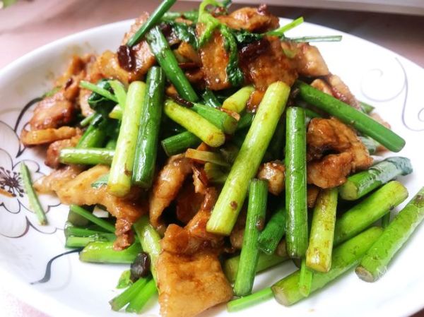 猪肉炒蒜苗怎么做_猪肉炒蒜苗的营养价值-第1张图片-山城妙识