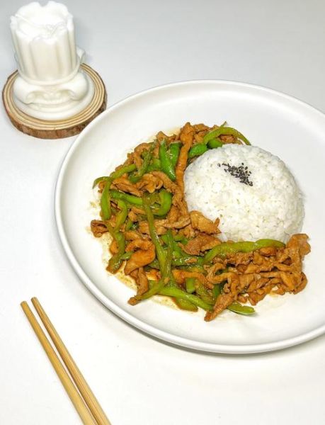 青椒肉丝盖饭怎么做_青椒肉丝盖饭热量高吗-第1张图片-山城妙识