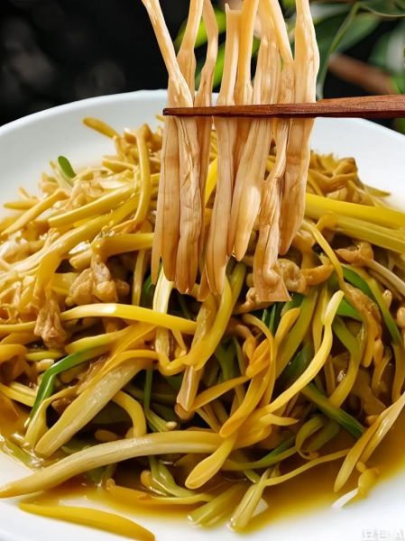 黄花菜炒肉怎么做好吃_黄花菜炒肉要不要焯水-第1张图片-山城妙识 黄花菜炒肉怎么做好吃_黄花菜炒肉要不要焯水-第1张图片-山城妙识