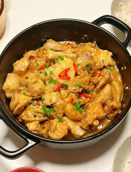 芋头炖鸡肉怎么做_芋头炖鸡肉用高压锅还是砂锅-第1张图片-山城妙识