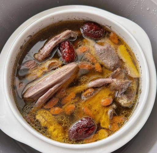 鸽子炖什么补脾胃虚_鸽子汤怎么炖最养胃-第3张图片-山城妙识