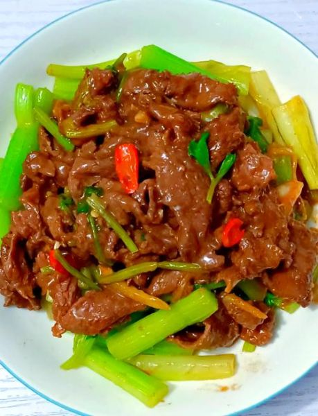 西芹炒肉怎么炒好吃_西芹炒肉的家常做法-第1张图片-山城妙识