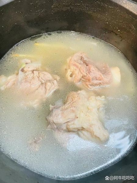 猪筒骨炖什么汤好喝_猪筒骨搭配什么食材最营养-第1张图片-山城妙识