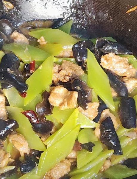 新鲜木耳炒肉怎么做_新鲜木耳炒肉焯水吗-第1张图片-山城妙识