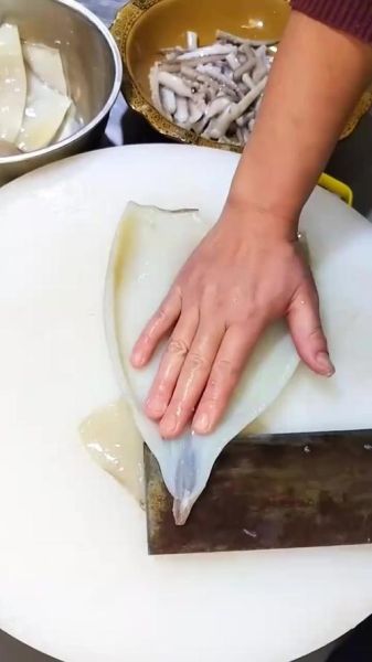 鱿鱼怎么去皮_鱿鱼去皮妙招-第1张图片-山城妙识