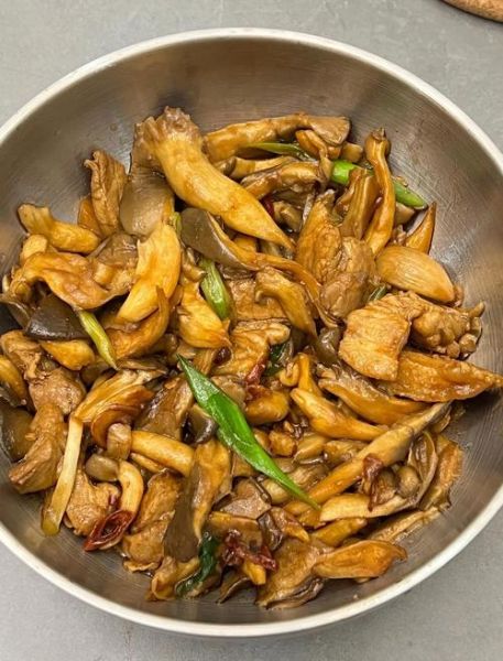 蘑菇和什么搭配炒好吃_家常蘑菇炒肉秘诀-第3张图片-山城妙识