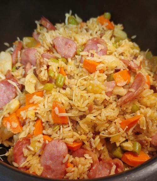 腊肠焖饭怎么做好吃_腊肠焖饭做法技巧-第1张图片-山城妙识