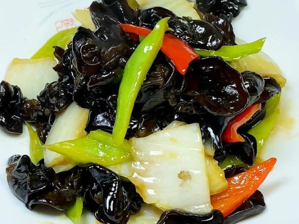 木耳炒圆白菜怎么做_木耳炒圆白菜需要焯水吗-第2张图片-山城妙识