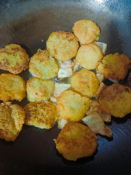 遵义洋芋粑粑怎么做_正宗遵义洋芋粑粑配方-第1张图片-山城妙识