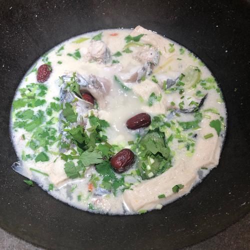 炖鲤鱼的家常做法白汤_鲤鱼怎么炖出奶白色汤汁-第1张图片-山城妙识