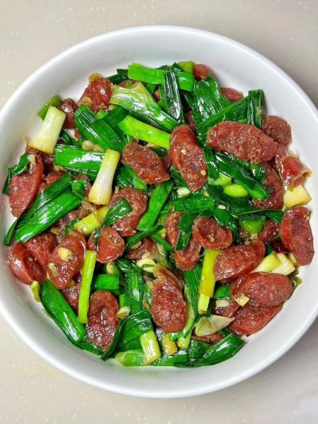 蒜苗炒腊肠窍门_腊肠怎么炒才香-第3张图片-山城妙识