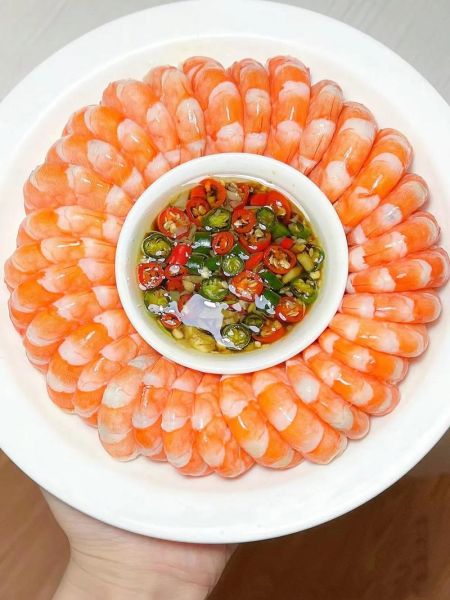 白灼虾怎么摆盘好看_白灼虾造型图片教程-第1张图片-山城妙识