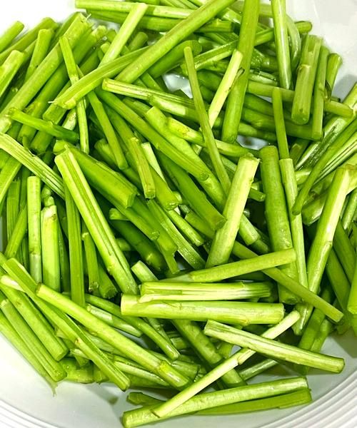 茼蒿炒肉怎么炒才嫩_茼蒿炒肉要不要焯水-第1张图片-山城妙识