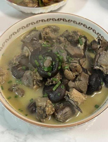 干香菇炖鸡什么时候放香菇_干香菇炖鸡香菇下锅时间-第2张图片-山城妙识