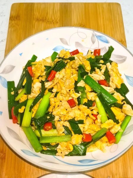 鸡蛋炒蒜苗怎么做_鸡蛋炒蒜苗热量高吗-第1张图片-山城妙识