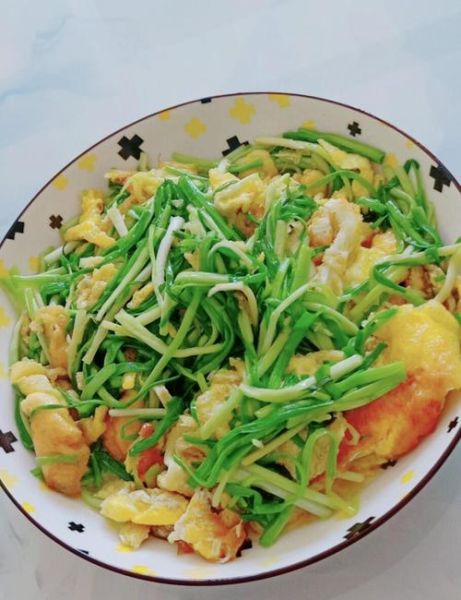 鸡蛋炒蒜苗怎么做_鸡蛋炒蒜苗热量高吗-第2张图片-山城妙识