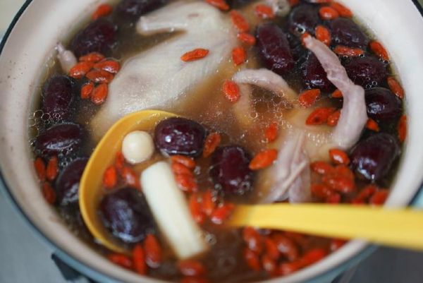 莲子山药鸡汤的功效与作用_莲子山药鸡汤适合什么人喝-第1张图片-山城妙识