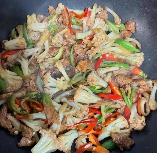 菜花炒肉怎么做_菜花炒肉的家常窍门-第1张图片-山城妙识