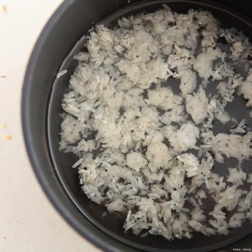 大米饭直接放笼布上蒸会粘锅吗_如何防止粘锅-第2张图片-山城妙识