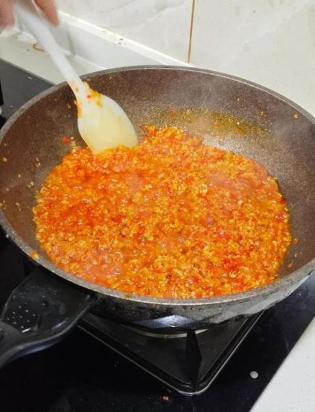 手工蒜蓉辣酱怎么做_蒜蓉辣酱保存多久-第1张图片-山城妙识