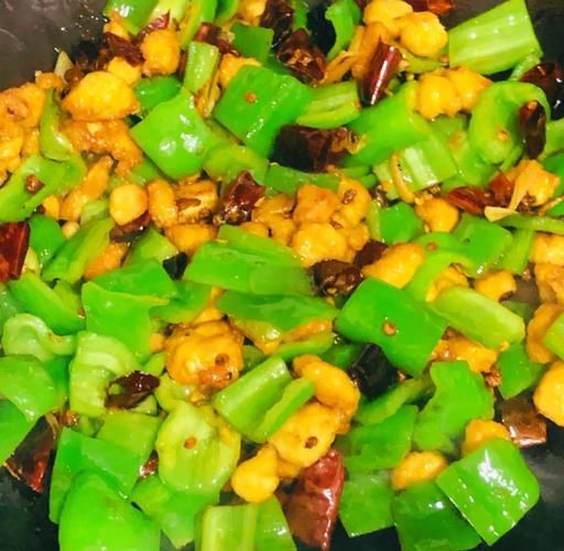 青椒辣子鸡丁怎么做_家常做法窍门-第1张图片-山城妙识