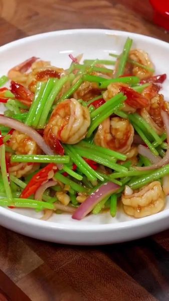 芹菜香辣虾怎么做_芹菜香辣虾的家常做法-第3张图片-山城妙识