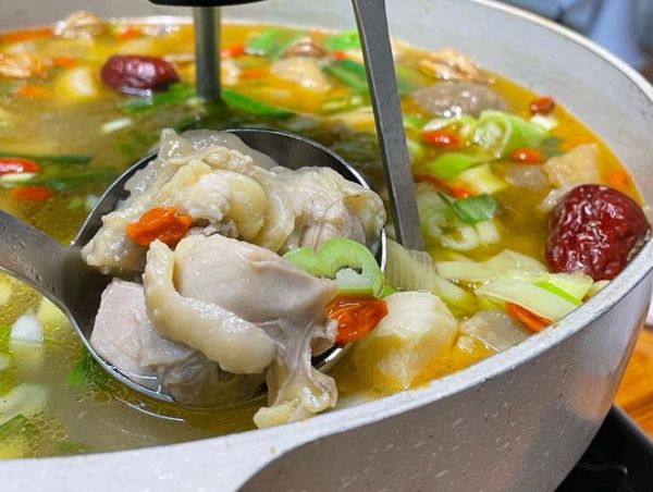 鸡肉火锅汤底怎么做_鸡肉火锅汤底需要焯水吗-第1张图片-山城妙识 鸡肉火锅汤底怎么做_鸡肉火锅汤底需要焯水吗-第1张图片-山城妙识