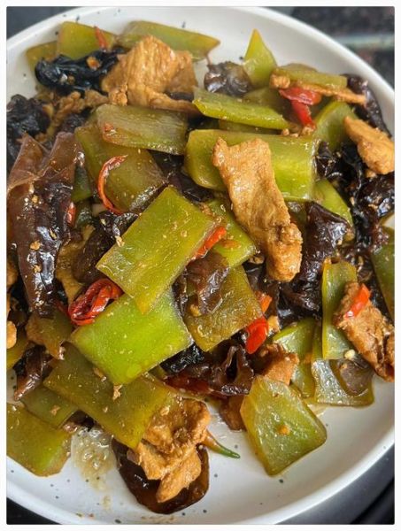 莴笋炒肉莴笋用焯水吗_焯水还是不焯水-第3张图片-山城妙识