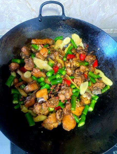 家常青椒辣子鸡怎么做_辣子鸡嫩而不柴的秘诀-第1张图片-山城妙识