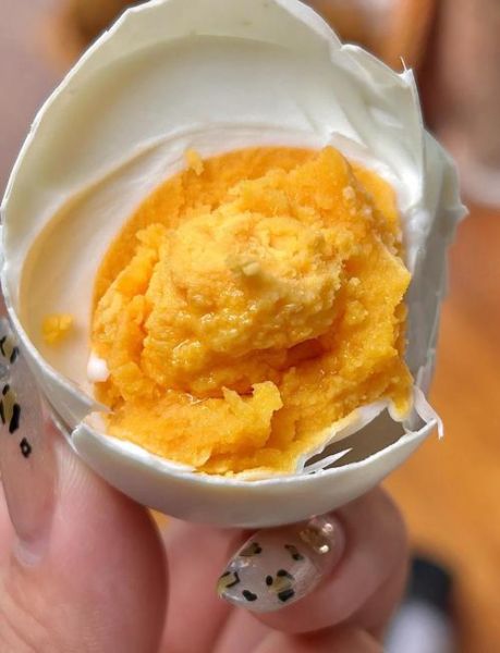 水泡咸鸭蛋的腌制方法_多久能出油-第1张图片-山城妙识