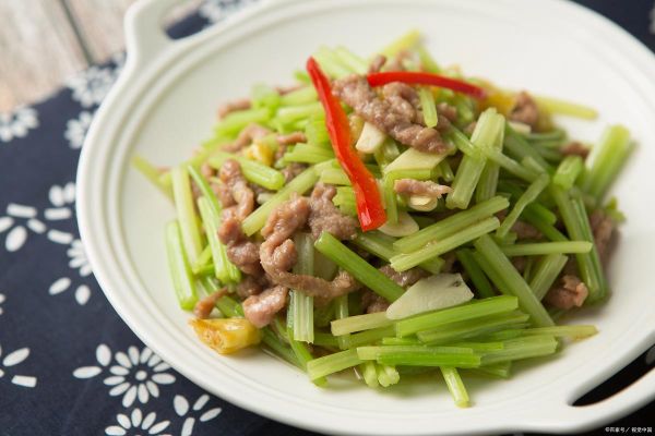 芹菜肉丝怎么炒才脆嫩_芹菜肉丝图片里到底放了什么-第2张图片-山城妙识