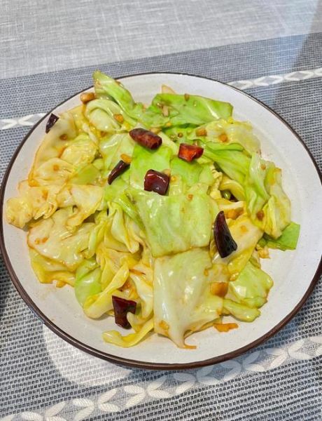 包菜炒腊肉怎么做_包菜炒腊肉先炒哪个-第2张图片-山城妙识