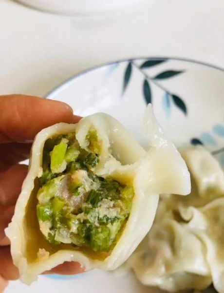 芹菜饺子馅怎么做_芹菜饺子馅要不要焯水-第1张图片-山城妙识