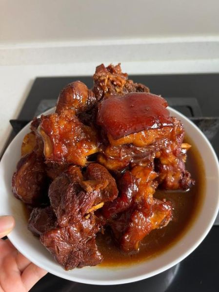 红烧肘子怎么做才软糯_红烧肘子焯水还是直接炖-第1张图片-山城妙识 红烧肘子怎么做才软糯_红烧肘子焯水还是直接炖-第1张图片-山城妙识