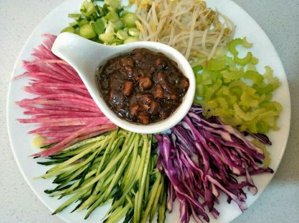 老北京炸酱面八种菜码有哪些_正宗做法怎么选-第3张图片-山城妙识