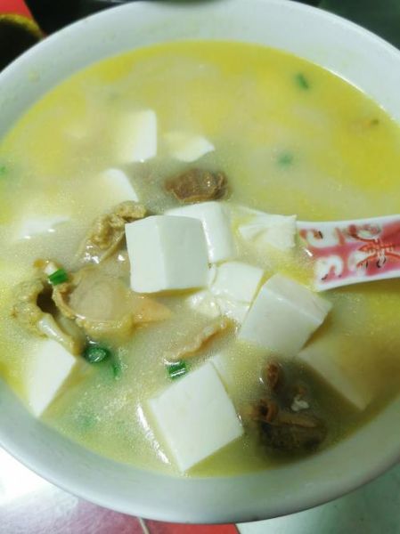 河蚌咸肉豆腐汤的做法_河蚌汤怎么去除土腥味-第1张图片-山城妙识