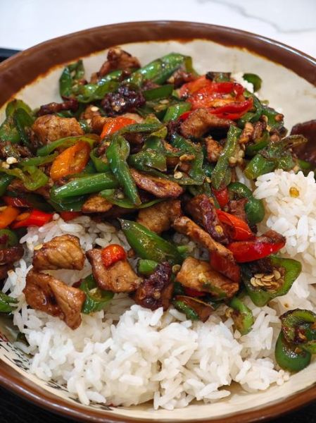 青椒炒肉盖饭怎么做_青椒炒肉盖饭热量高吗-第3张图片-山城妙识