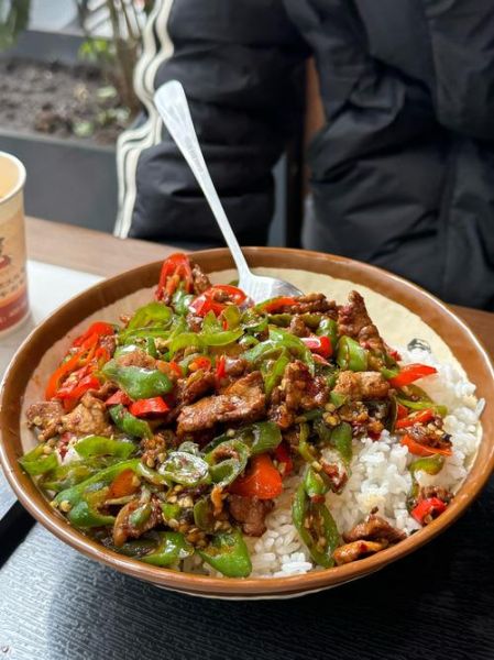 青椒炒肉盖饭怎么做_青椒炒肉盖饭热量高吗-第2张图片-山城妙识