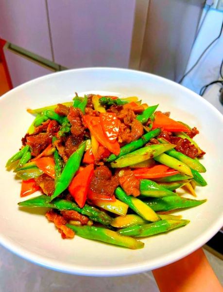 芦笋炒肉片怎么炒才嫩_芦笋炒肉片的家常做法-第1张图片-山城妙识