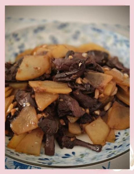 红蘑炒土豆片怎么做_红蘑土豆片家常做法-第1张图片-山城妙识