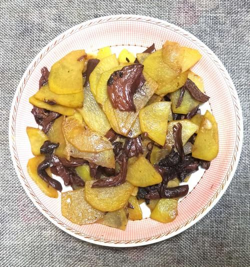 红蘑炒土豆片怎么做_红蘑土豆片家常做法-第3张图片-山城妙识