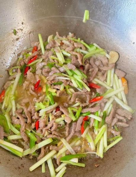 炒韭黄肉丝怎么做_韭黄炒肉先炒哪个-第1张图片-山城妙识 炒韭黄肉丝怎么做_韭黄炒肉先炒哪个-第1张图片-山城妙识