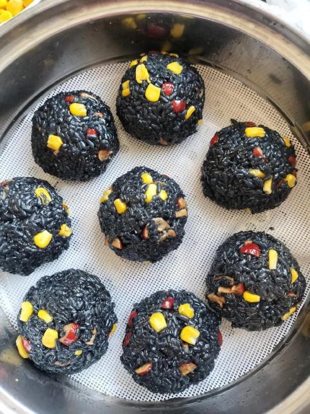 乌米饭团怎么做_乌米饭团热量高吗-第1张图片-山城妙识