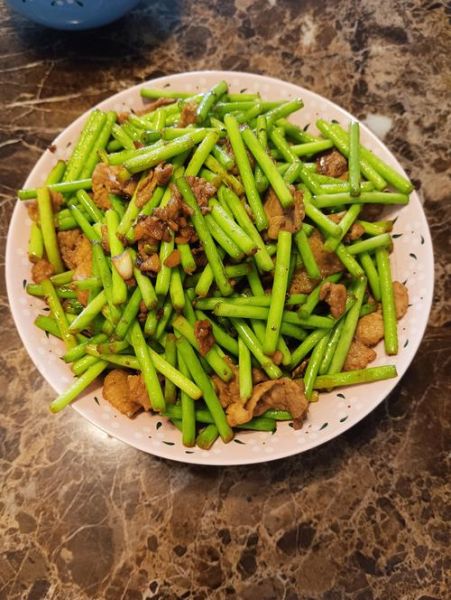 瘦肉炒蒜苔怎么炒好吃_瘦肉炒蒜苔用焯水吗-第2张图片-山城妙识
